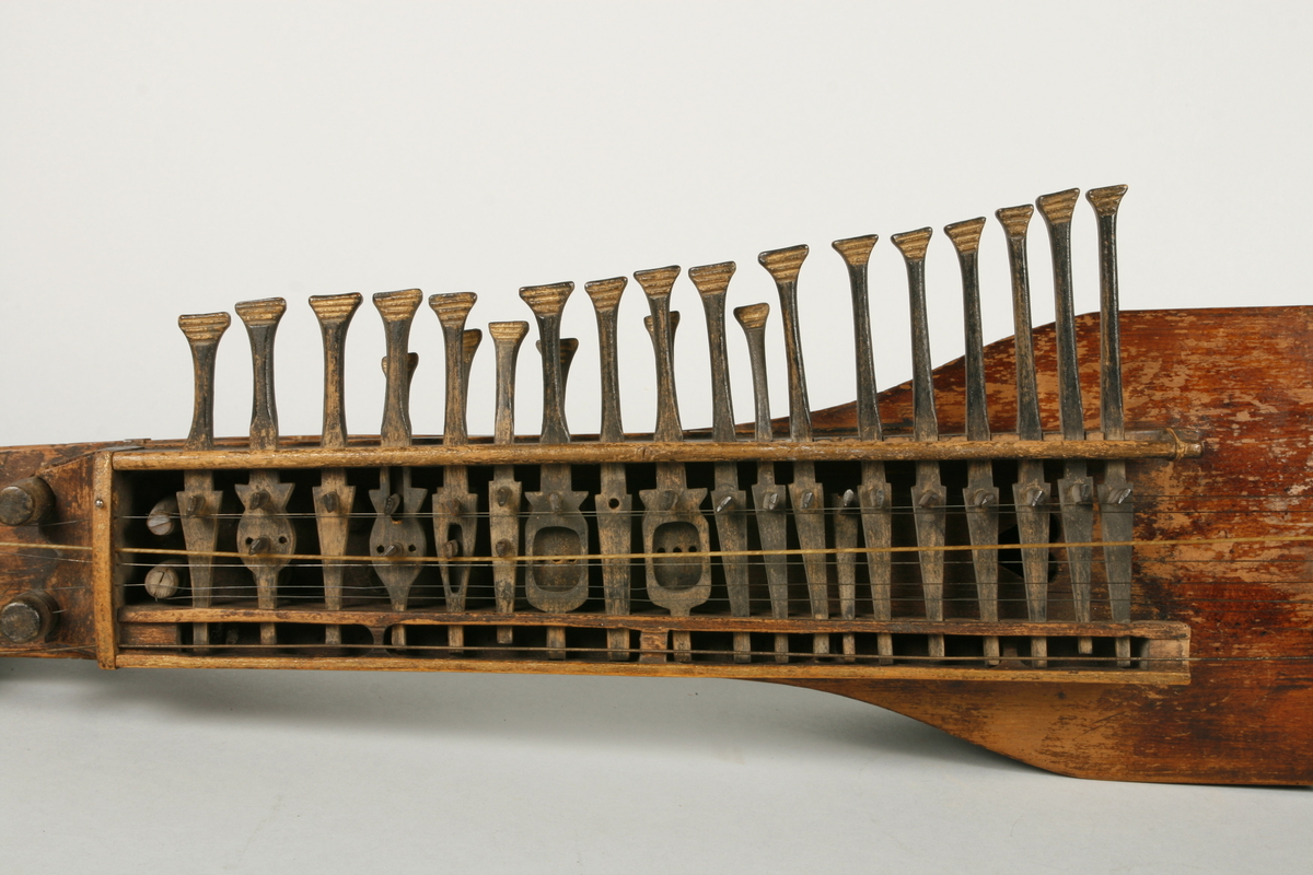 Nøkkelharpe - Ringve Musikkmuseum / DigitaltMuseum