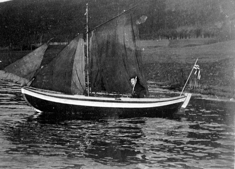 Alf Henry Andreassen seiler spissbåt - Midt-Troms Museum / DigitaltMuseum