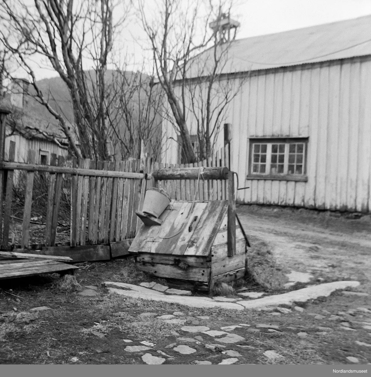 Ant. brønnhus Kjerringøy Handelssted, hånddrevet heiseanordning, tau ...