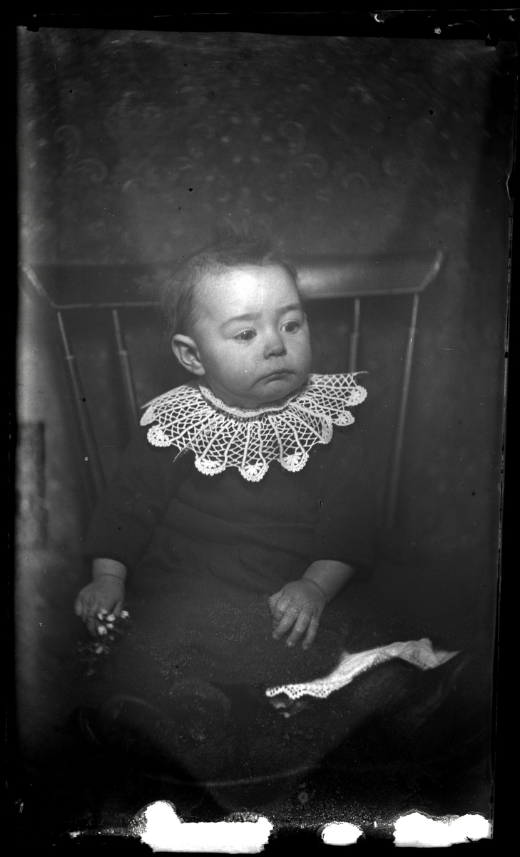 Litet barn - Västergötlands museum / DigitaltMuseum