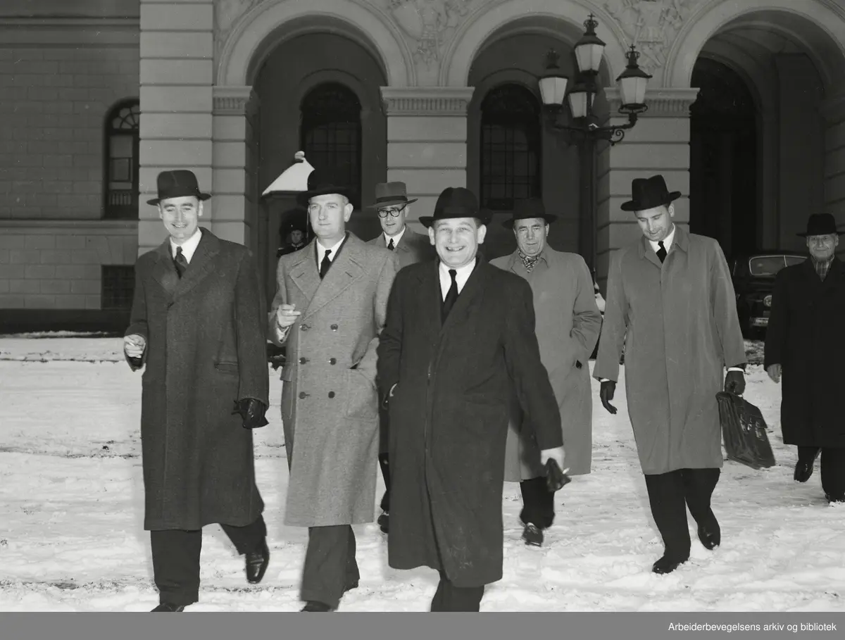 Regjeringsskiftet Gerhardsen - Torp 19. November 1951. På Slottsplassen ...
