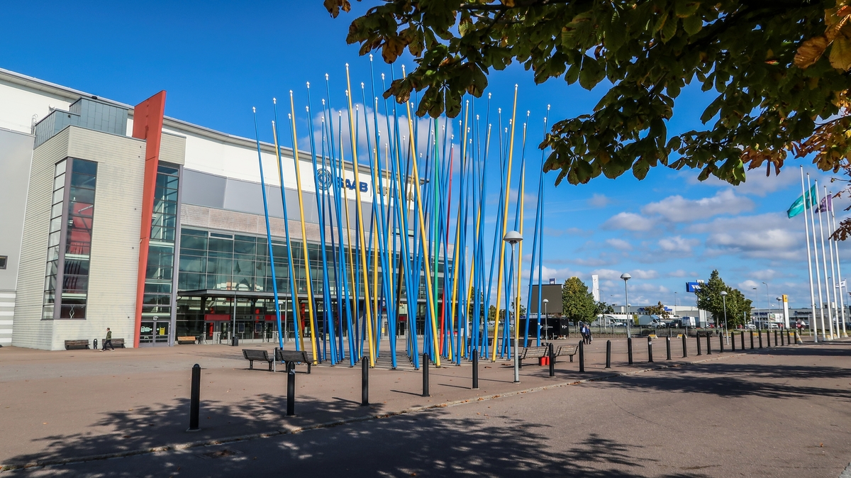 "Mottagning" Flaggstänger utanför Saab Arena - Bild Linköping ...