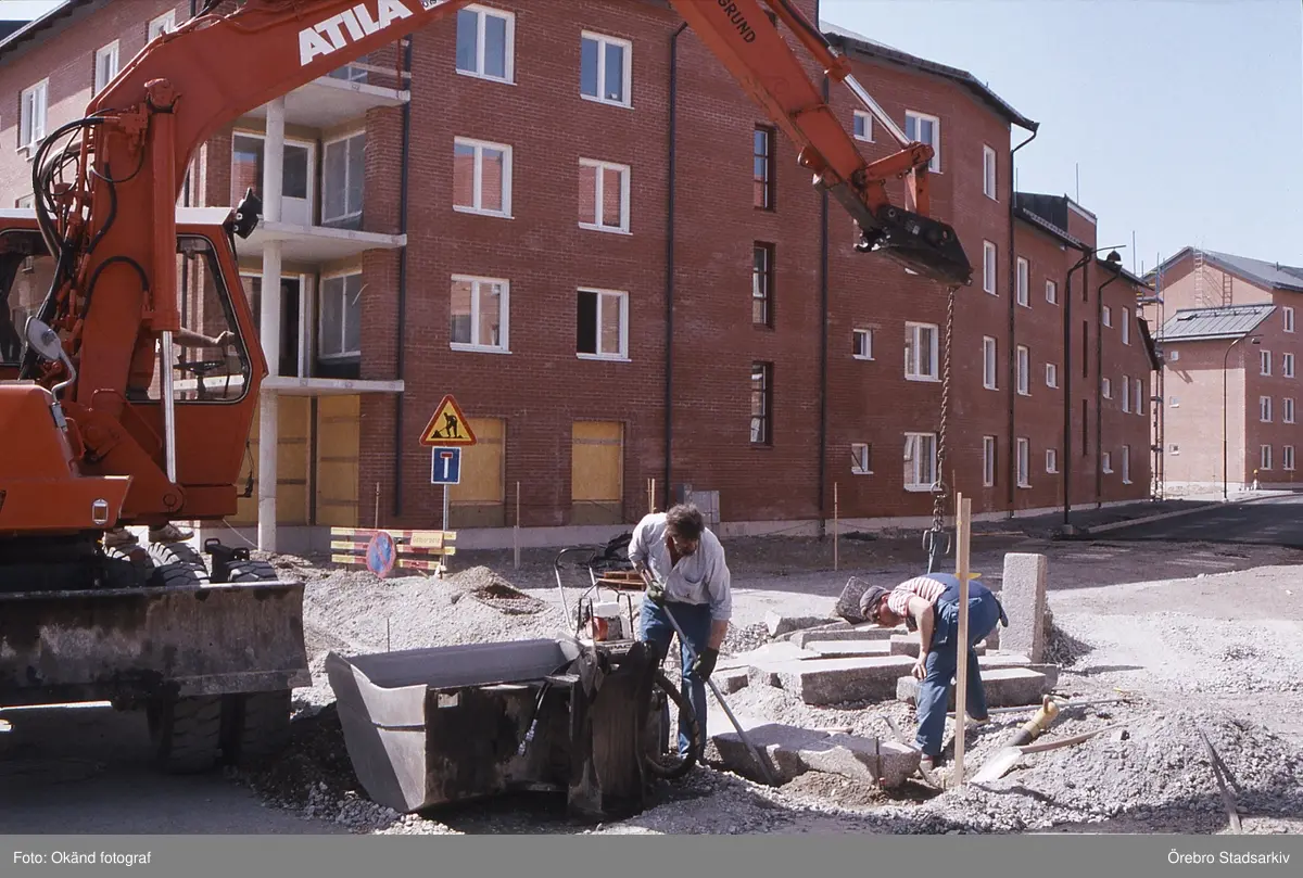 Montering av kantsten i Ladugårdsängen, 1992 - Örebro Stadsarkiv ...