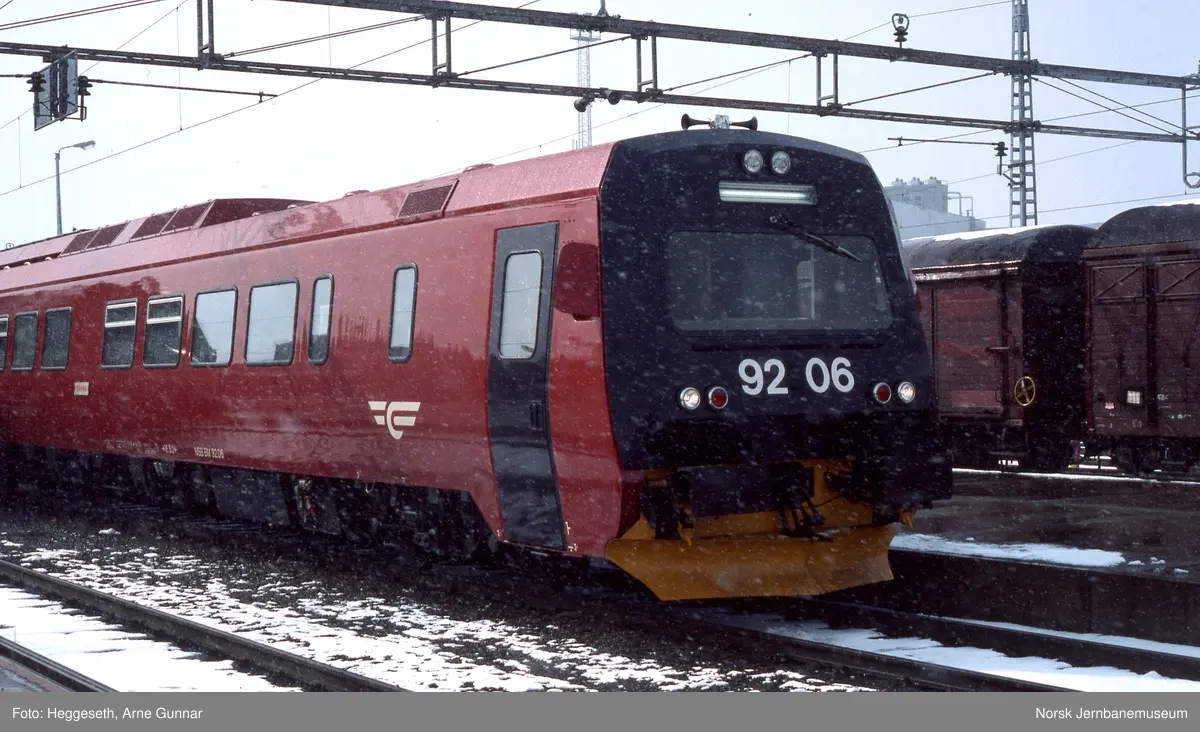 Dieselmotorvogn BM 92 06 på Trondheim stasjon - Norsk Jernbanemuseum ...