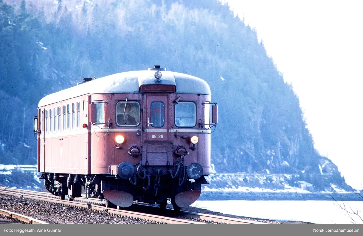 Dieselmotorvogn BM 86 28 med persontog kjører inn på Hell stasjon ...