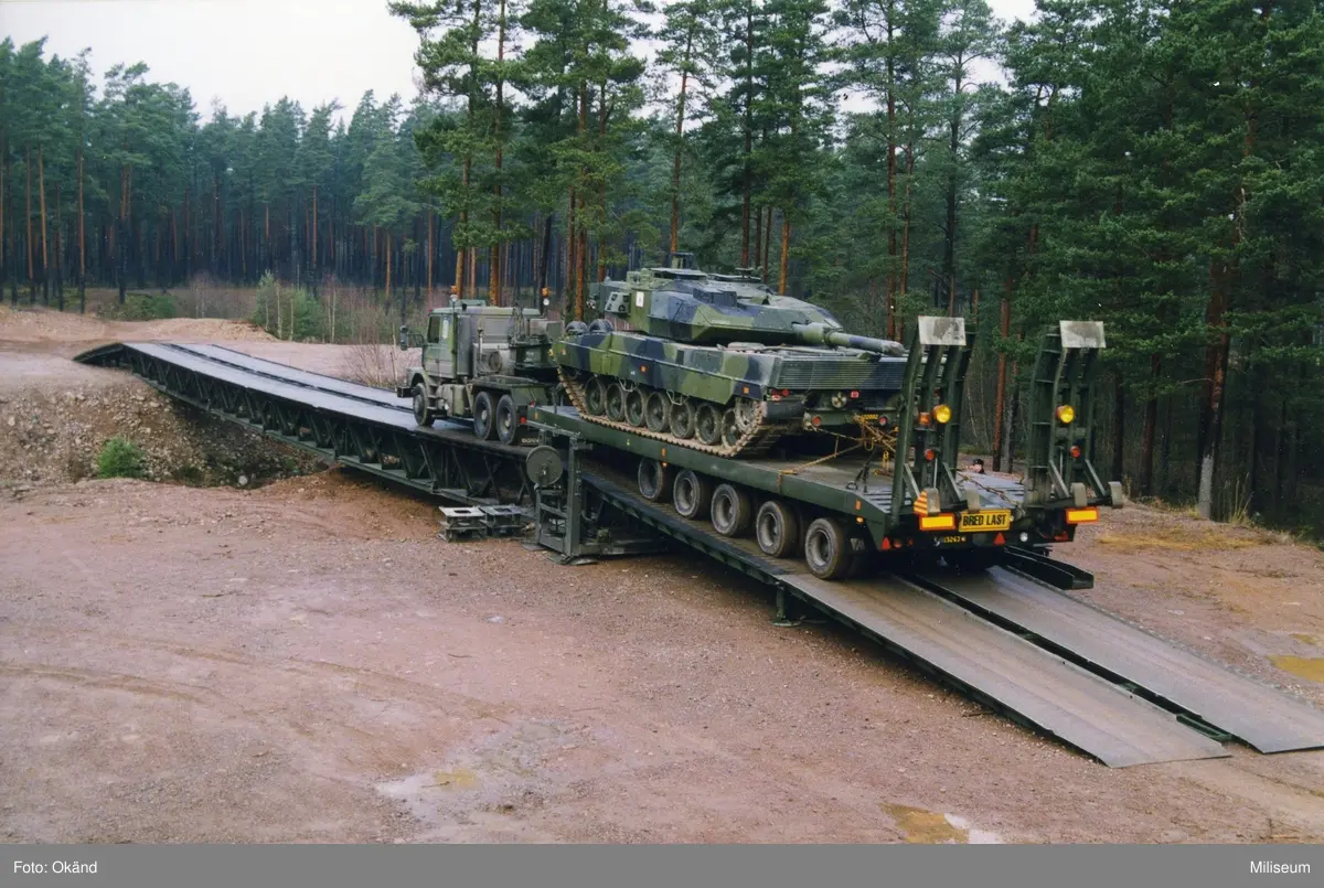 Krigsbro 5 (KB 5). Scania T143 med Stridsvagn 122 "Leopard". - Miliseum ...