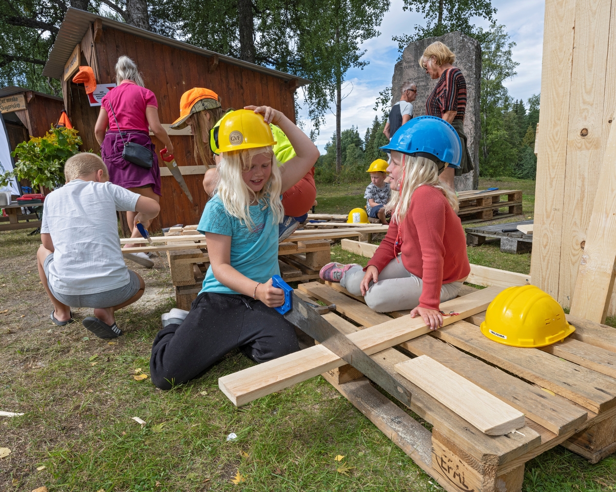 Barn bygger plankehytte på Skogbrukstunet under De nordiske jakt- og ...