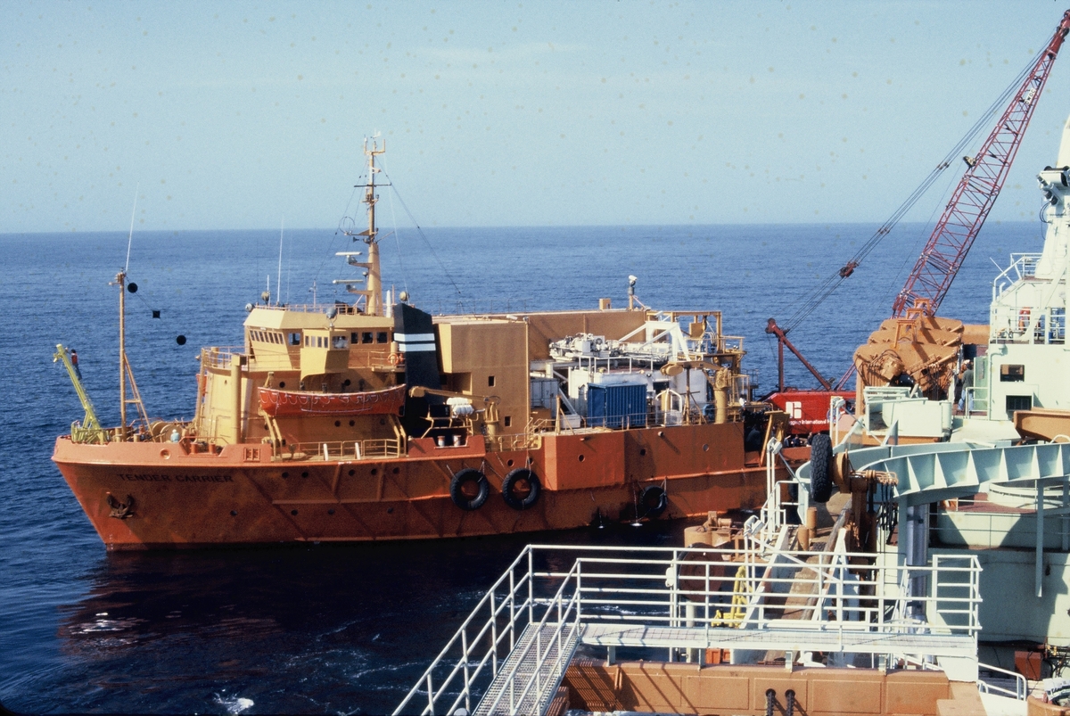 Forsyningsskipet "Tender Carrier" er fortøyd inntil et annet skip ...