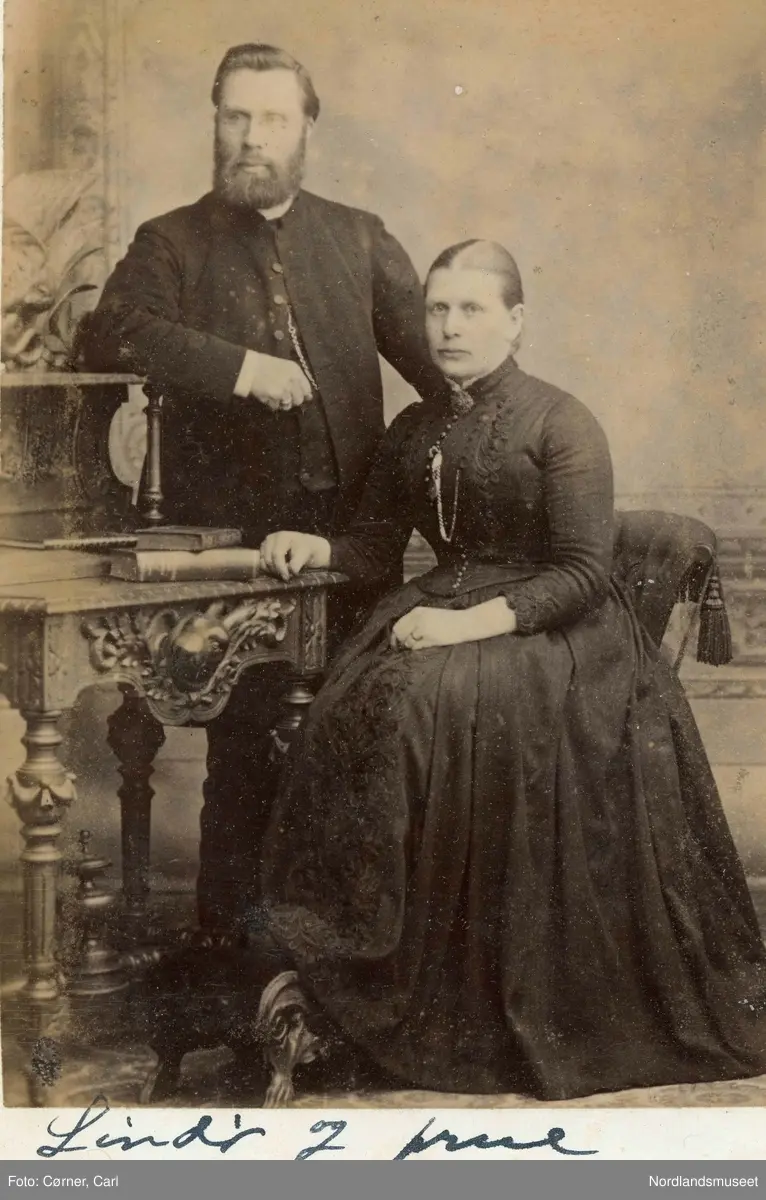 Portrett av Lindø og frue. - Nordlandsmuseet / DigitaltMuseum