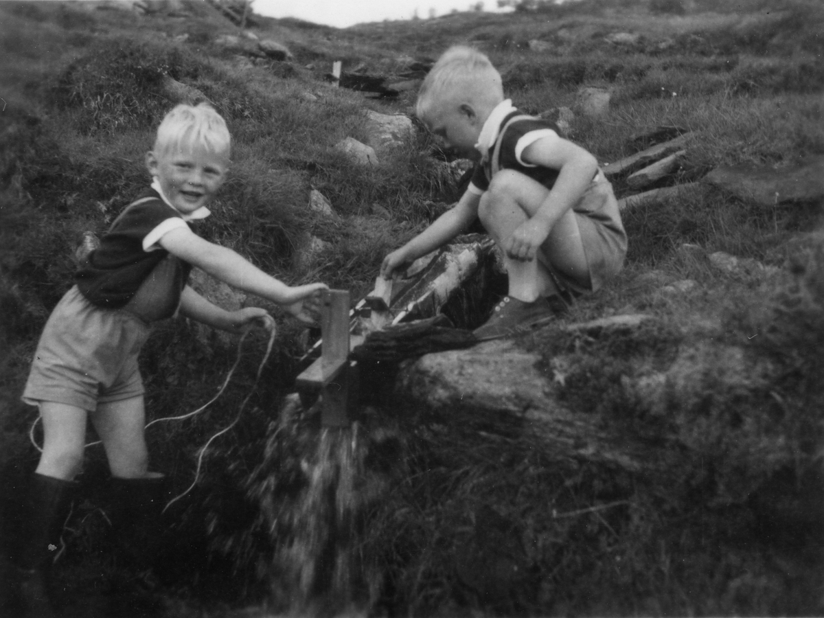 Gutter Som Leker Seg Med Lita Vassrenne Anno Musea I Nord Østerdalen Digitaltmuseum