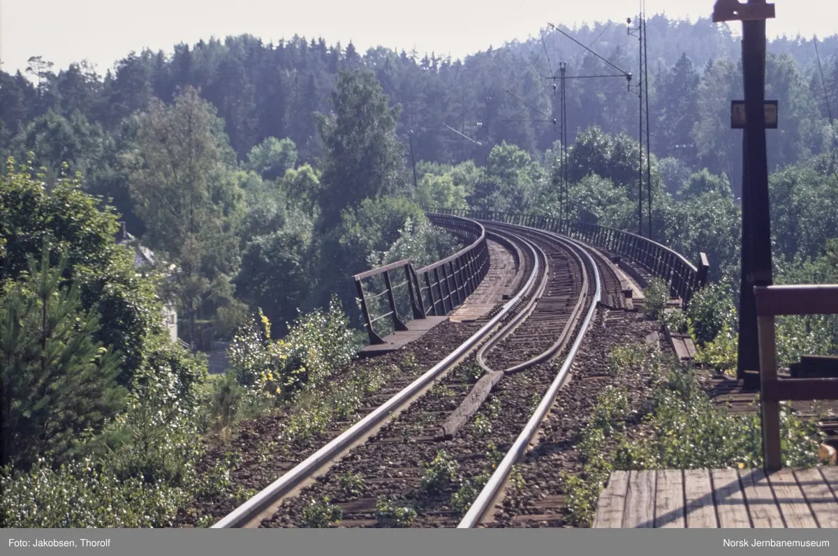 Hølen viadukt på Østfoldbanen - Norsk Jernbanemuseum / DigitaltMuseum