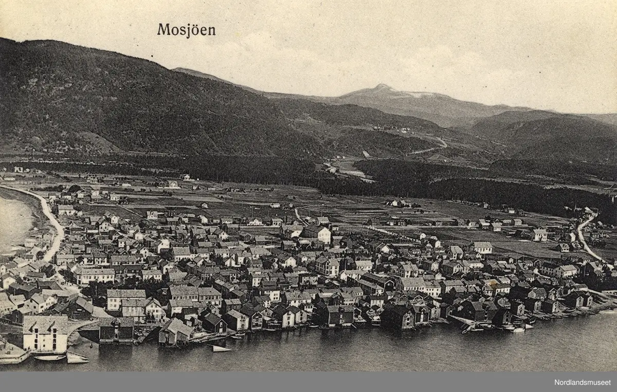 Postkort. Oversiktsbilde over Mosjøen sentrum. - Nordlandsmuseet / DigitaltMuseum