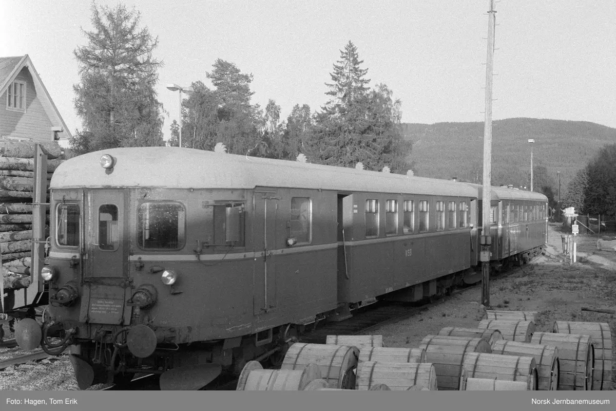 Dieselmotorvognsett type 86 med styrevogn BFS 86 94 (nærmest) og ...