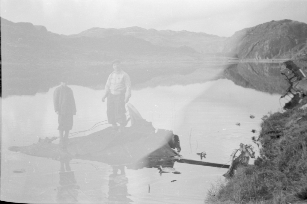 Rasman Polden og Harald Polden ved rester av Halifax-flyet som styrtet ...