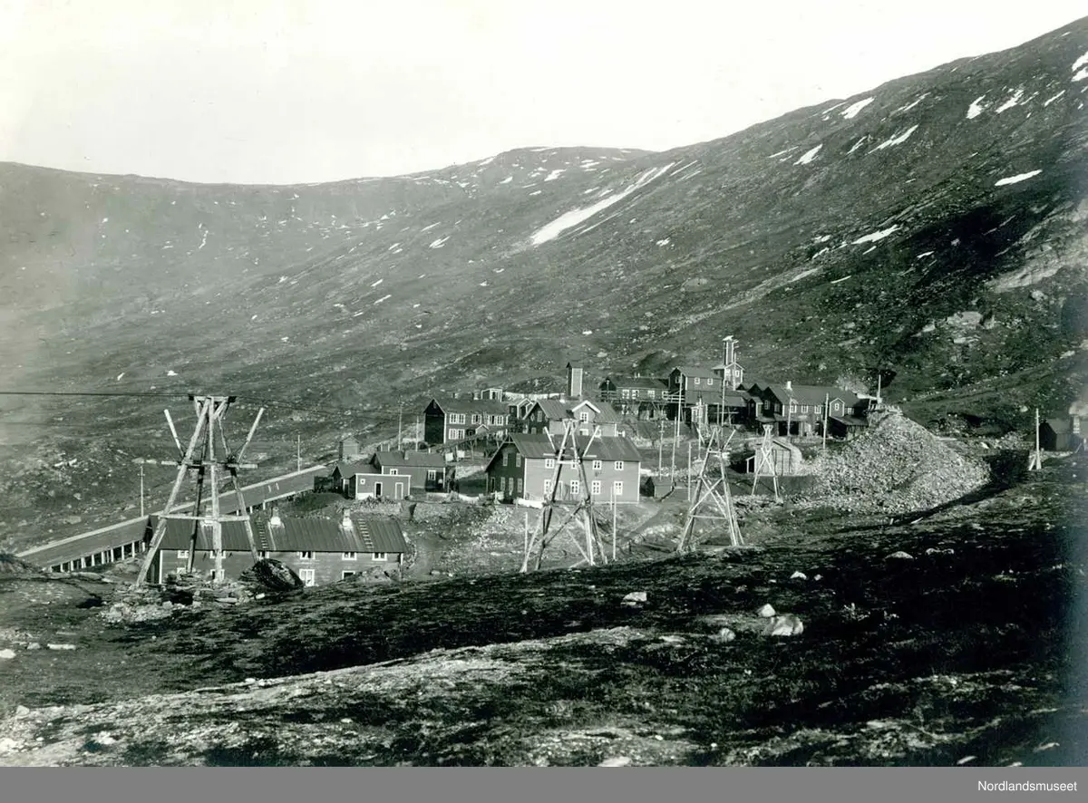 Taubane. Ny-Sulitjelma. Med bebyggelsen fra ca 1920. (Legg også merke ...