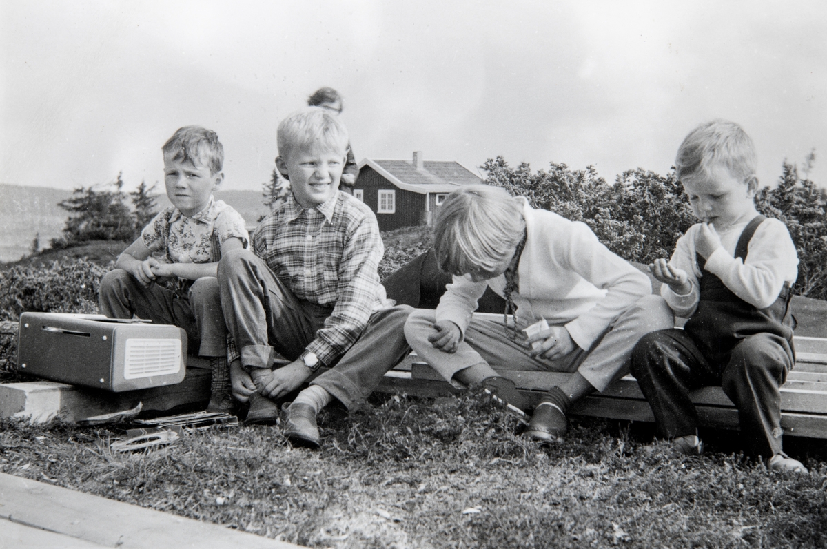 Gruppe 4 barn, søsknene Furulund på hyttetur. Bildet er tatt på ...