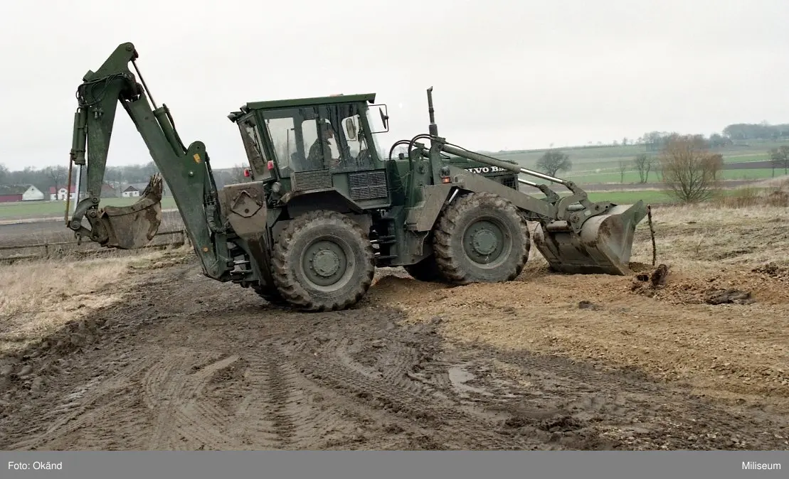 Markberedning inför byggnation av Krigsbro 5 (KB 5). Hjullastare Volvo ...