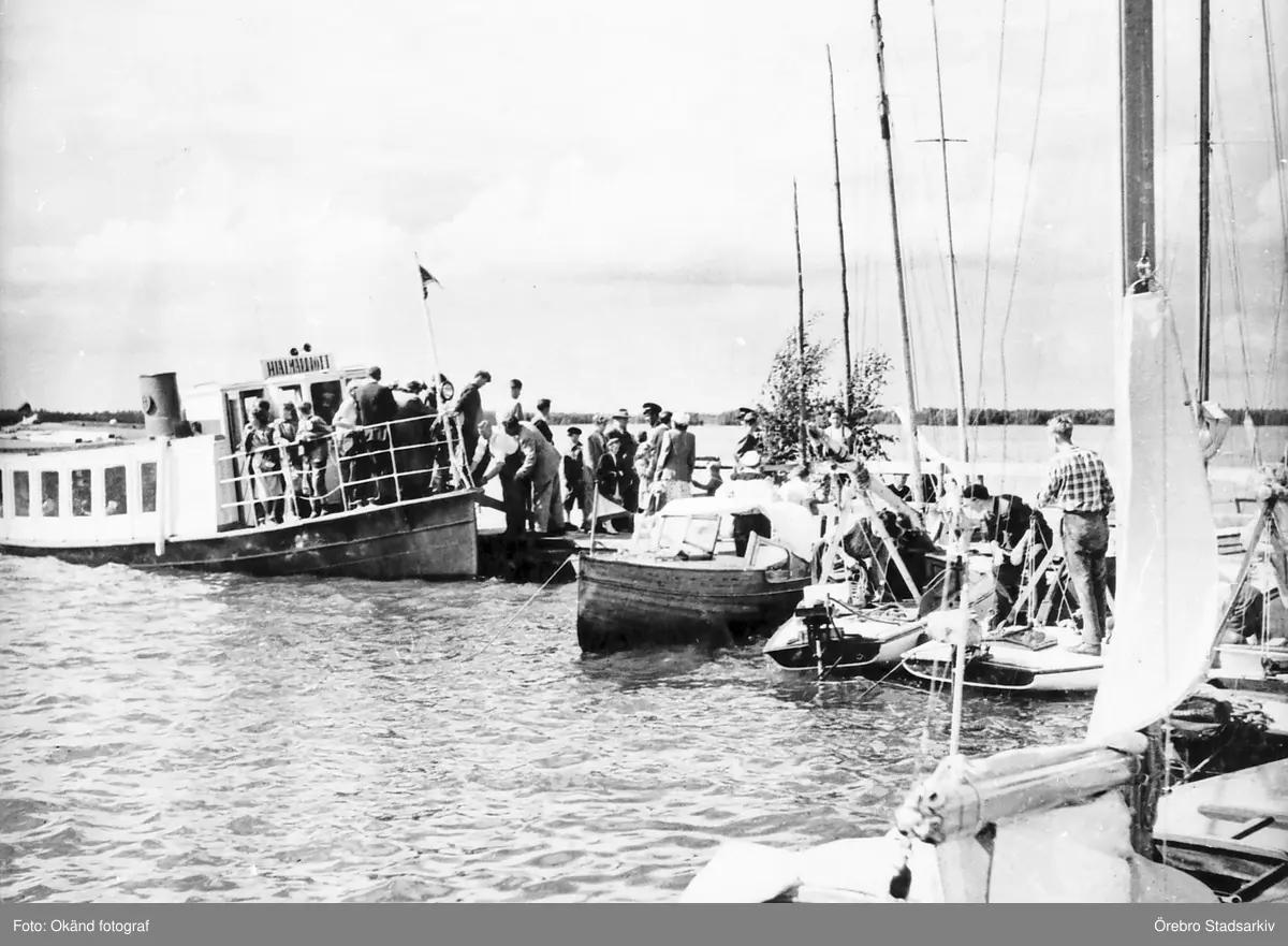 M/F Hjälmardrott vid Lindöns brygga, juni 1955 - Örebro Stadsarkiv ...