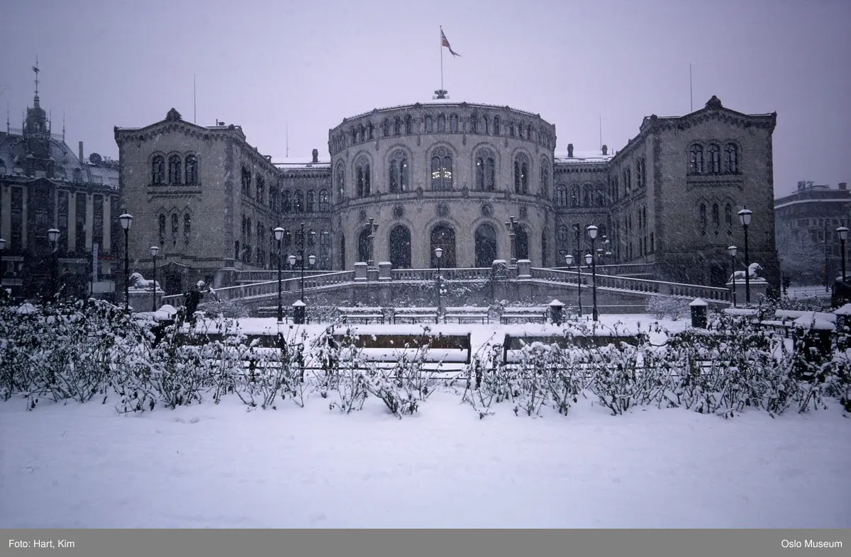 Stortinget i snøstorm. - Oslo Museum / DigitaltMuseum