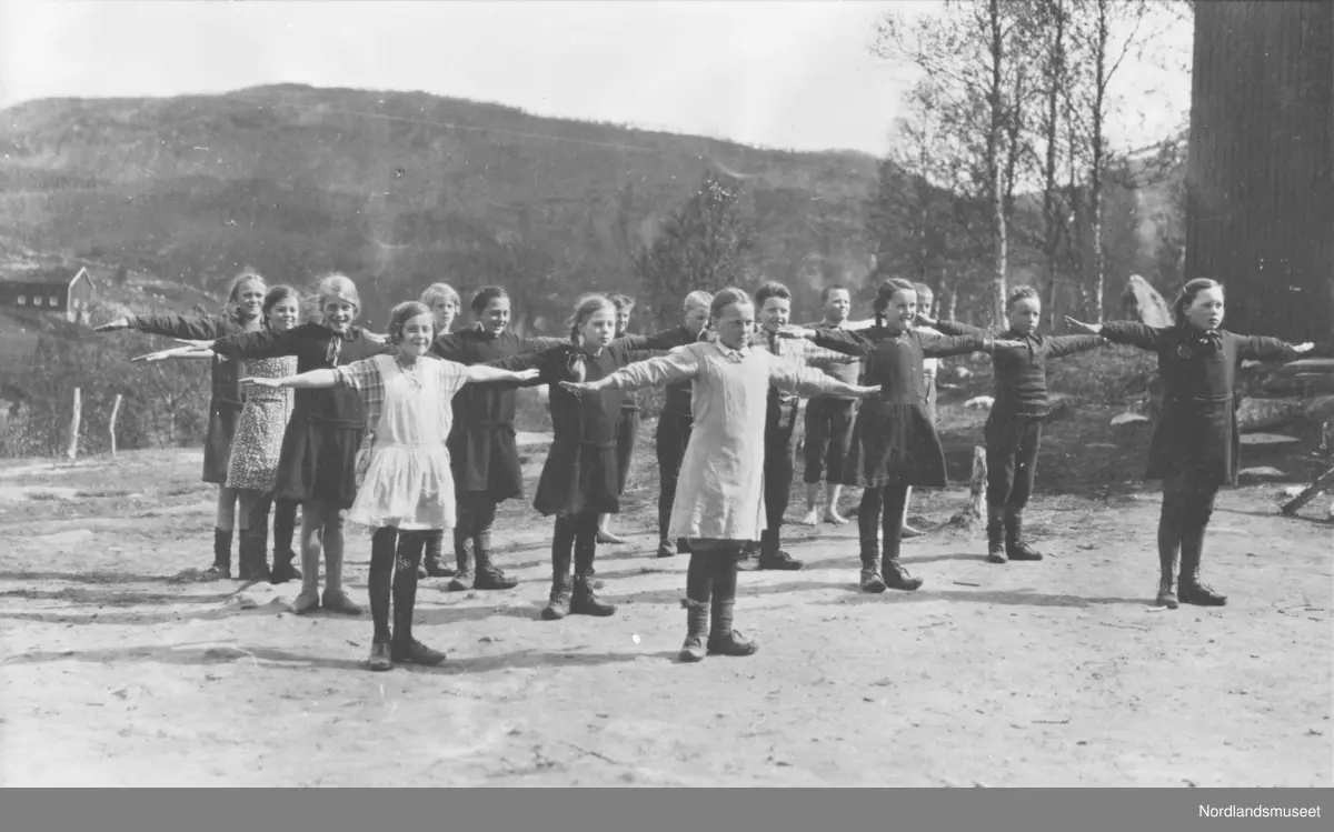 Gym på Kvarv skole. Louise Goberg, Aslaug Hansen, Mina Abelsen, Lotte ...