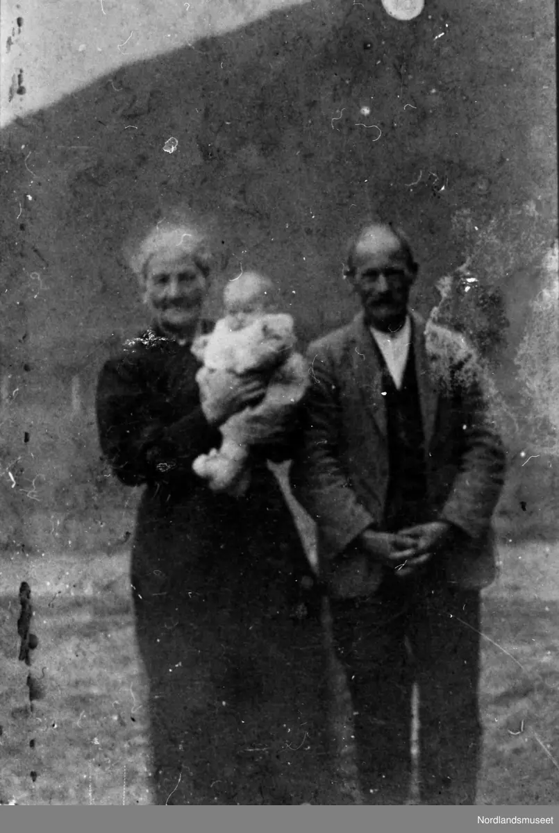 Laura og Edvard Olsen med Etty. - Nordlandsmuseet / DigitaltMuseum