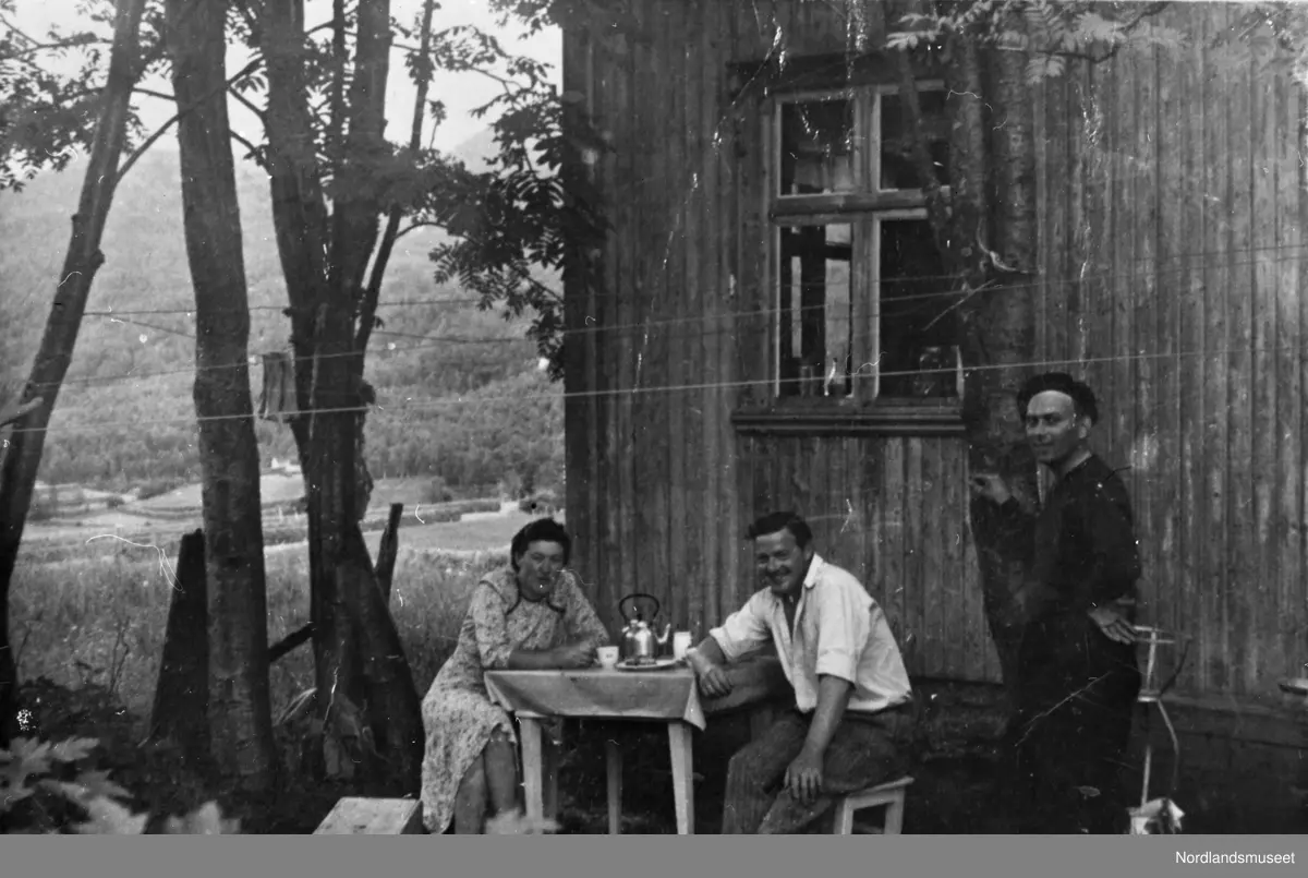 Gammelstua som Nils Lie bygde, i 1951. Mosse og Bertel Sande, Kristian ...