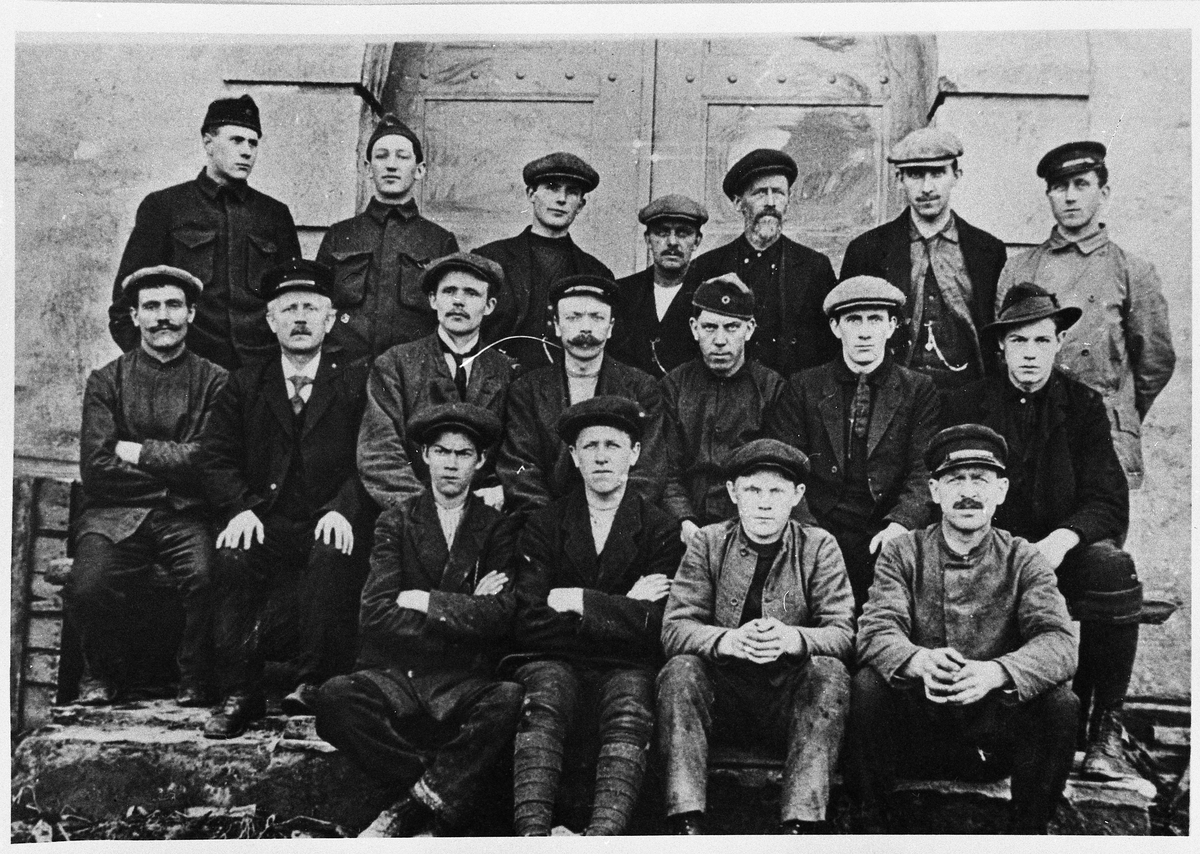 Elektrikeravdelingen vedc Raufoss Ammunisjonsfbrikker ca. 1919. Første ...
