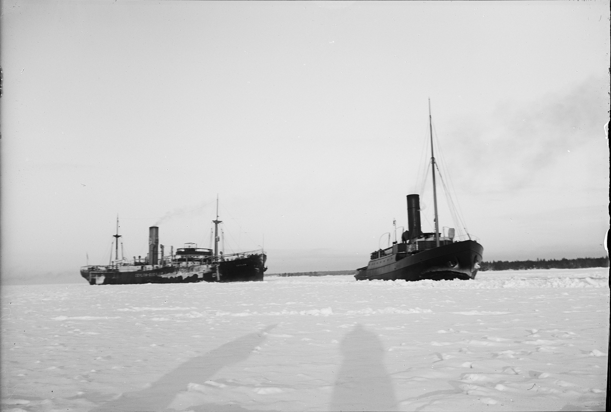 Fartyg fast i isen vid Djursten, Gräsö, Uppland - Upplandsmuseet ...