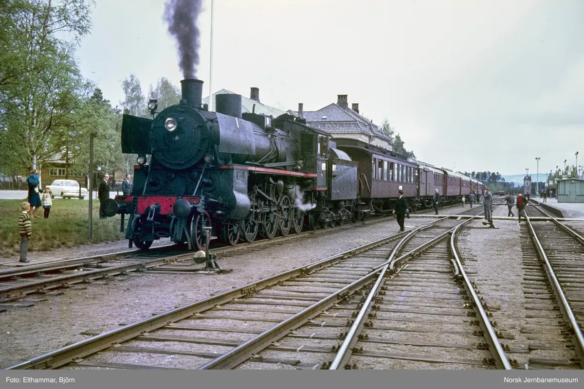 Damplokomotiv type 26c nr. 411 med Svenska Järnvägsklubbens veterantog ...