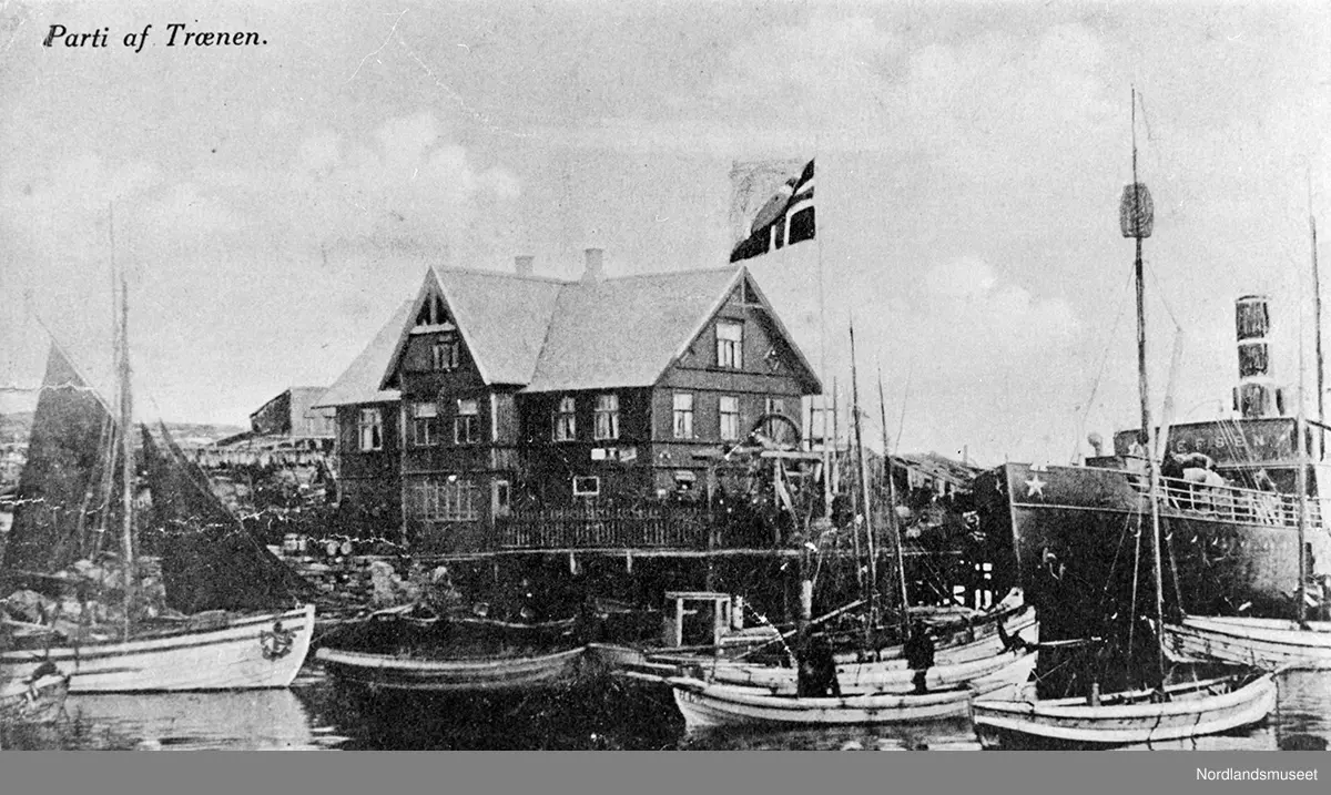 Træna, en sneseiler, en motorbåt og dampbåten "Vefsn" ved kaien. - Nordlandsmuseet / DigitaltMuseum