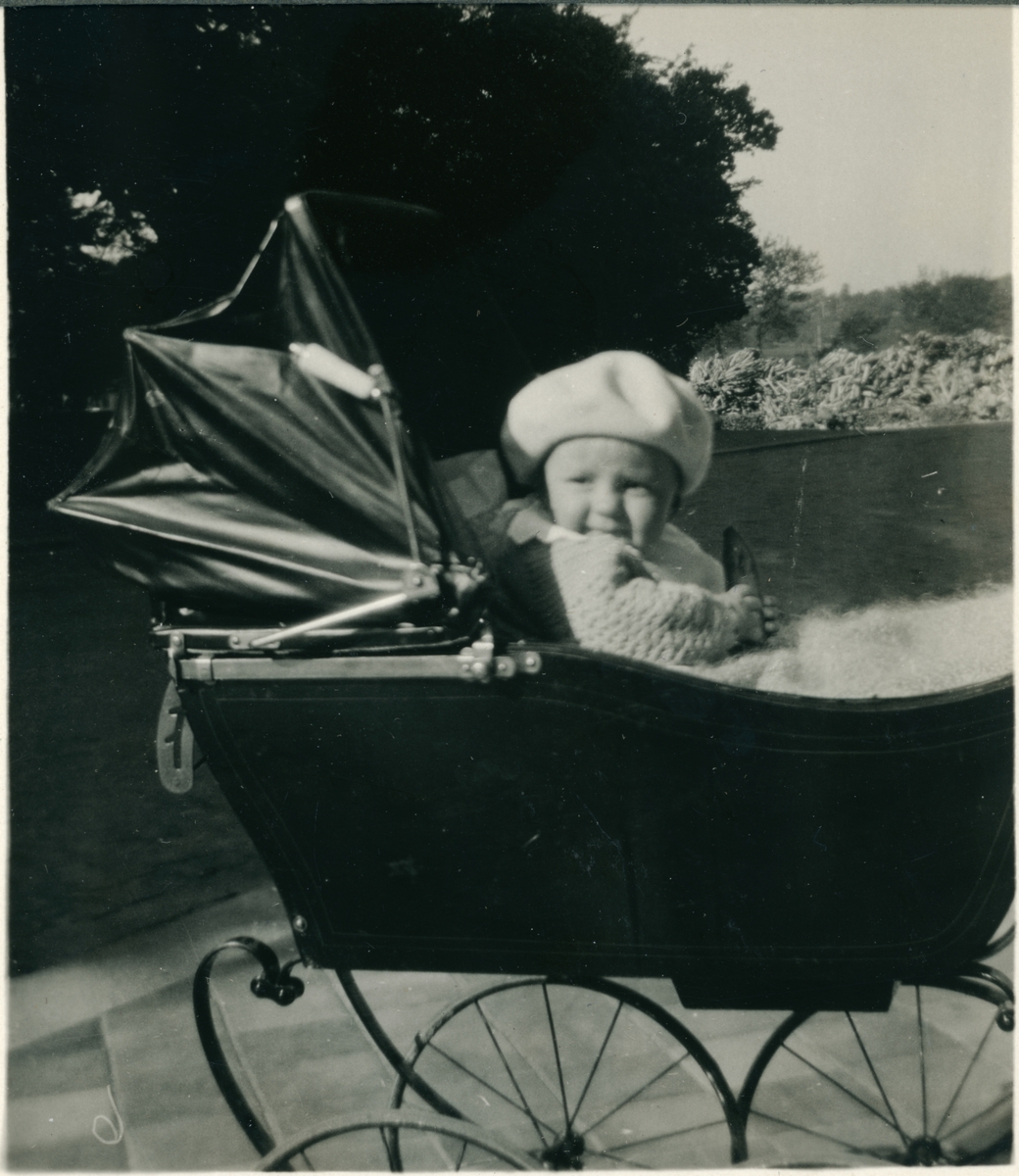 Barn i barnvagn - Vänersborgs museum / DigitaltMuseum