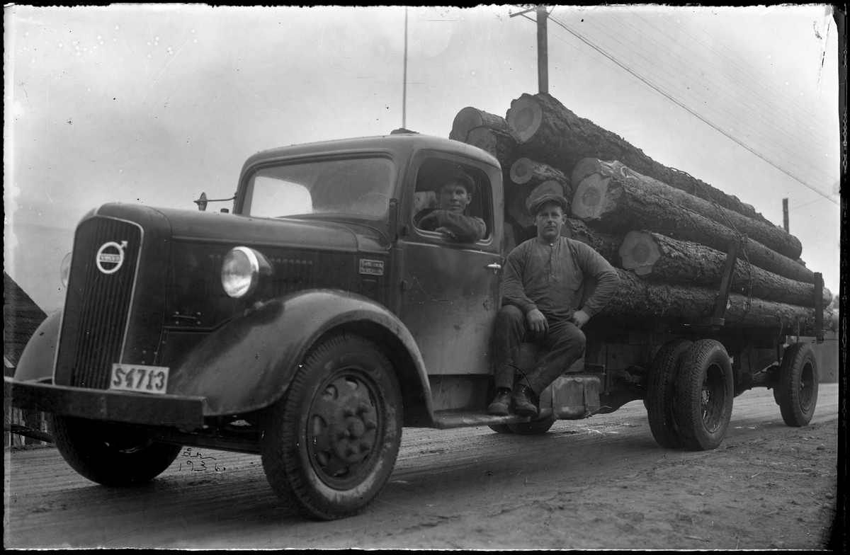 Carl Olsson m fl i lastbil - Västergötlands museum / DigitaltMuseum
