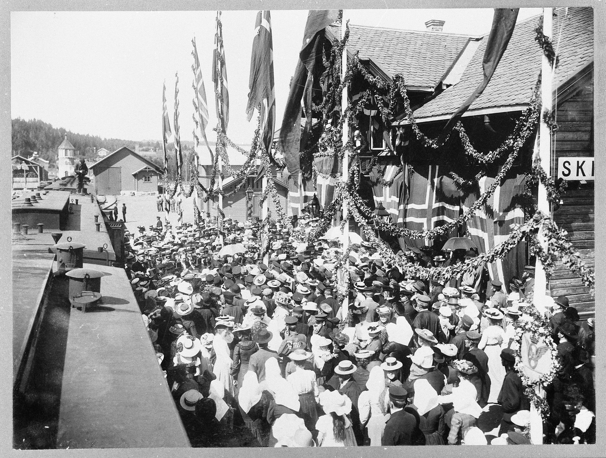 Skreia stasjon året 1902. Mannen vi ser i profil bakfra, og som står ...