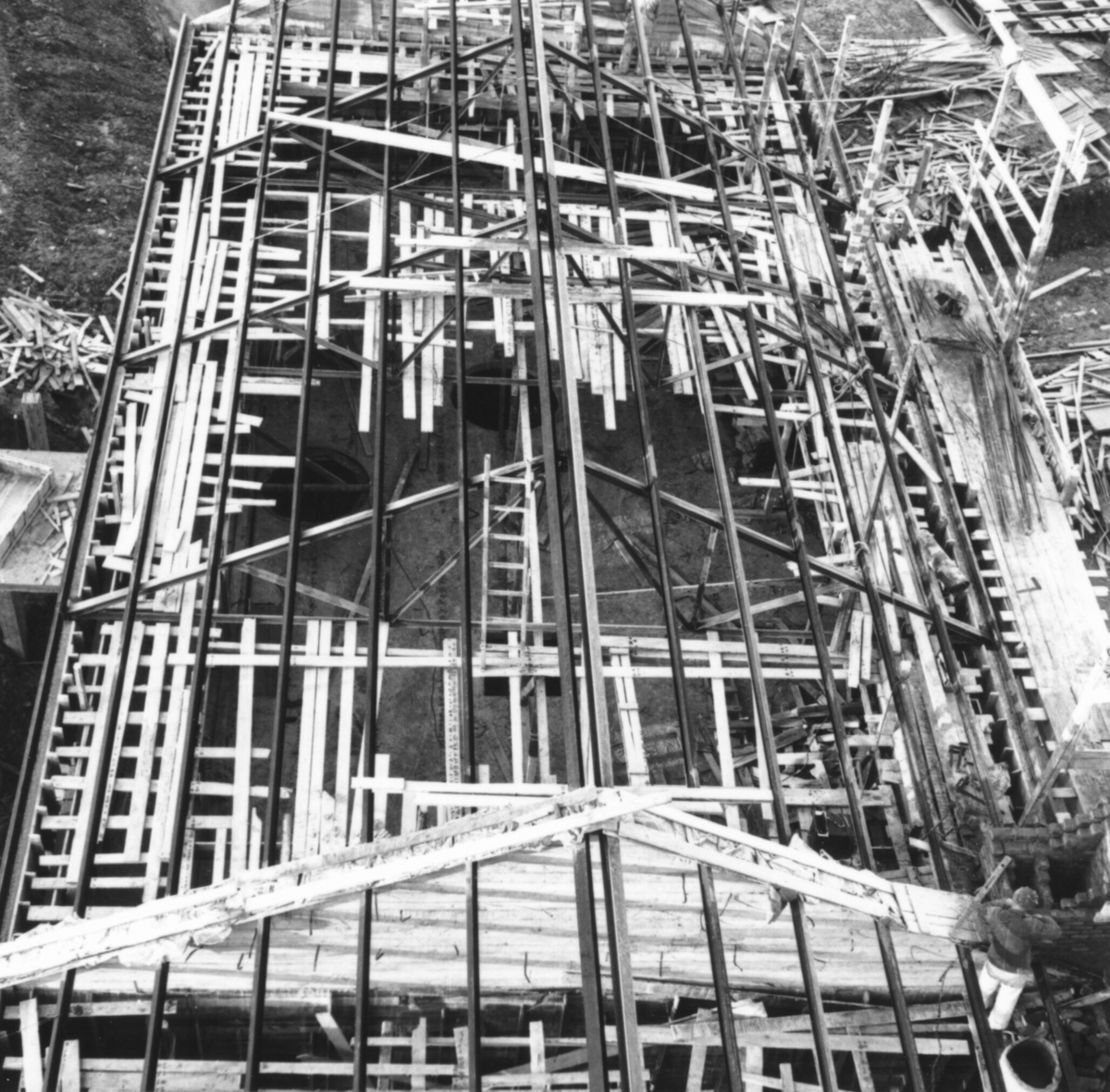 12 bilde frå bygginga av Bø mølle 1952-53. Bygging av "lågbygget ...
