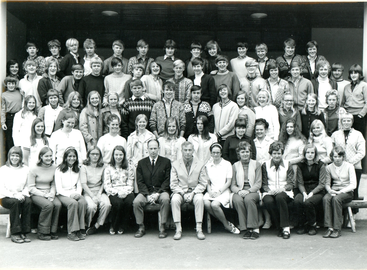 Avgangsklassane ved Gol ungdomsskule 1971. 1. rekkje frå v.: Ella Marie ...