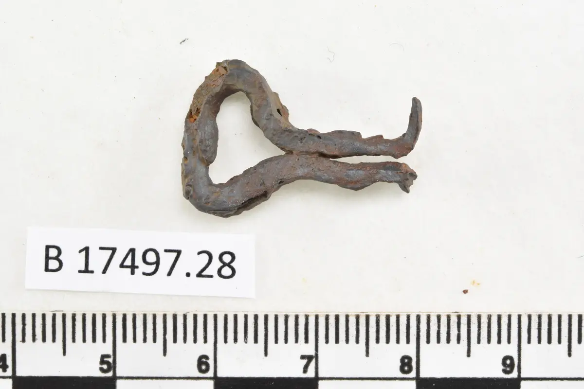 B 17497.28 Liten bøyleformet gjenstand av jern. Av form liknende en ...