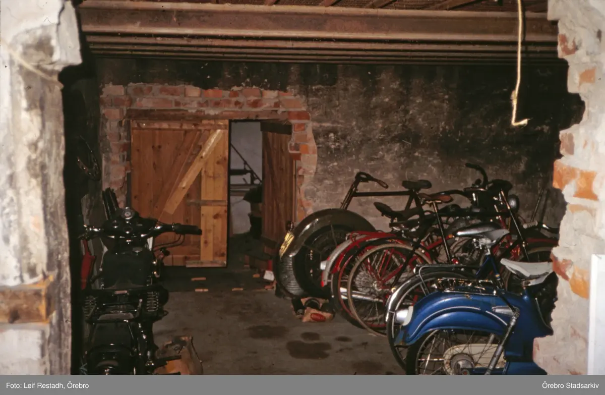 Motorcyklar i MC-verkstad, 1981 - Örebro Stadsarkiv / DigitaltMuseum