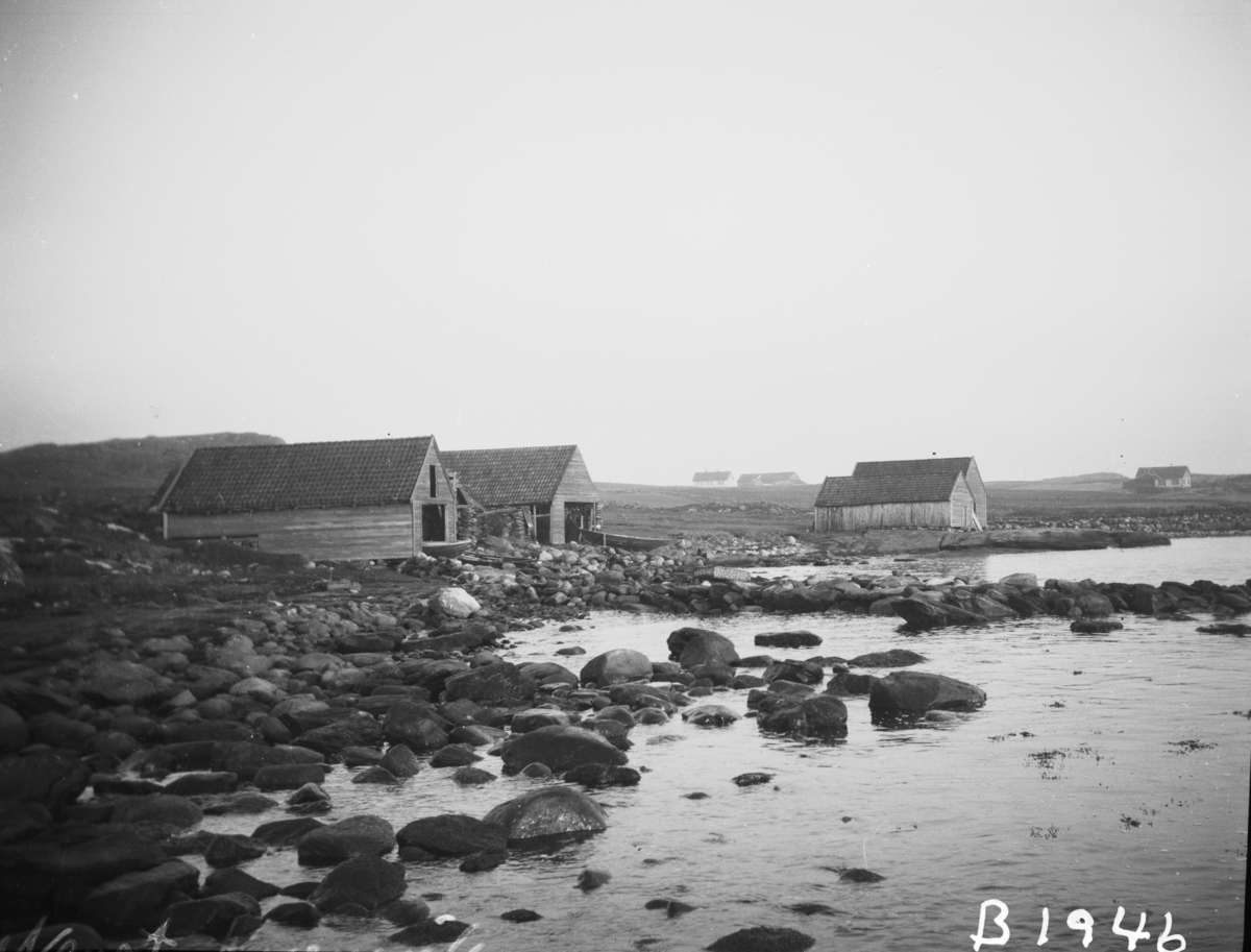 Naust ved Kverneviken. - Arkeologisk museum, Universitetet i Stavanger ...
