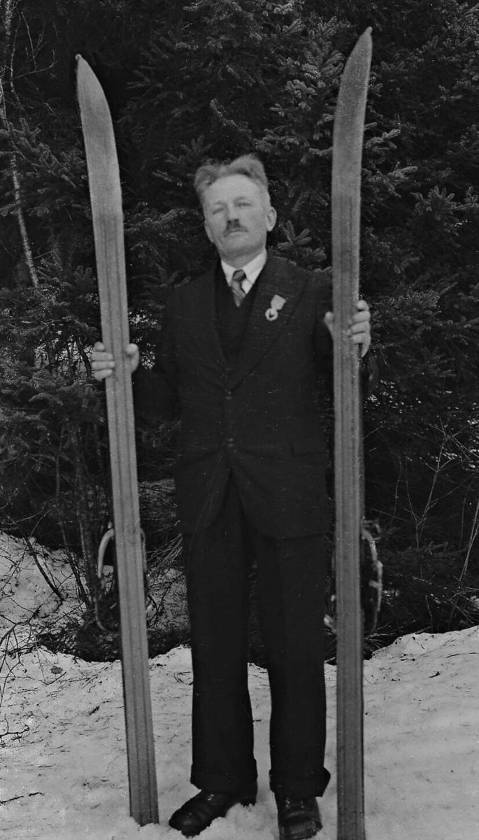 Olaf Helland med ski. Han vaks opp i Bø, seinare budde han på Notodden ...