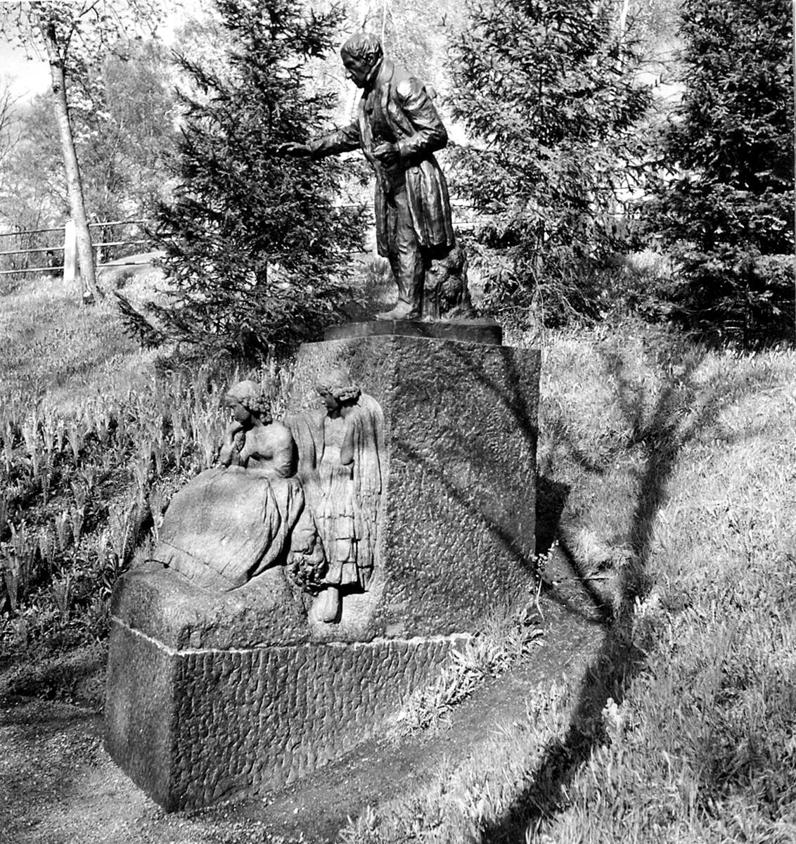 Franzén-monumentet i stadsparken. - Västernorrlands museum / DigitaltMuseum