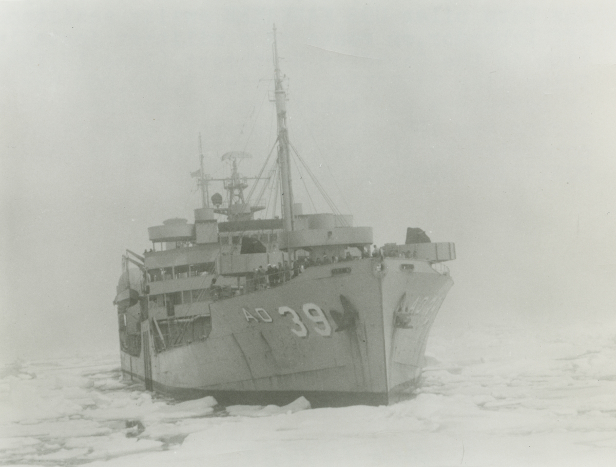 Ur Fred Goldbergs samling. Oljefartyg fast i is. - Tekniska museet ...