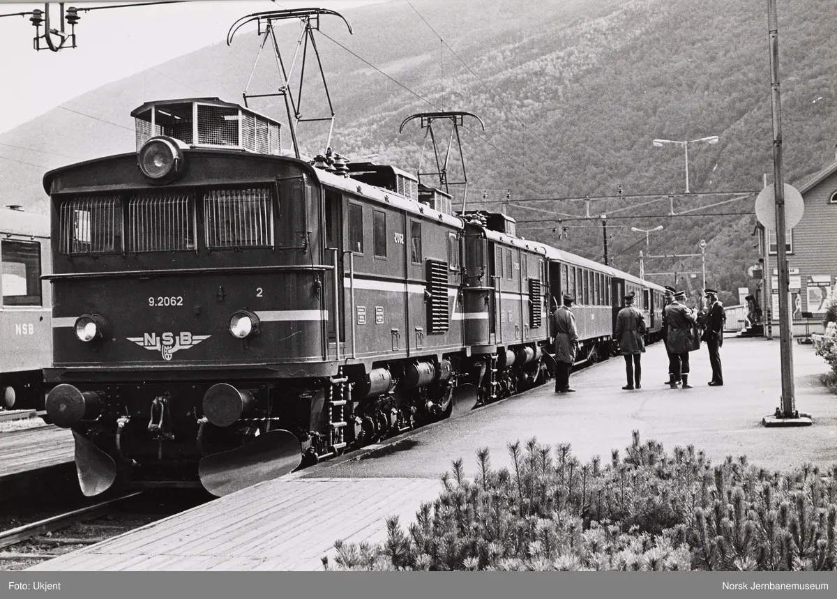 Elektriske lokomotiver type El 9 med El 9 2062 fremst, med persontog ...
