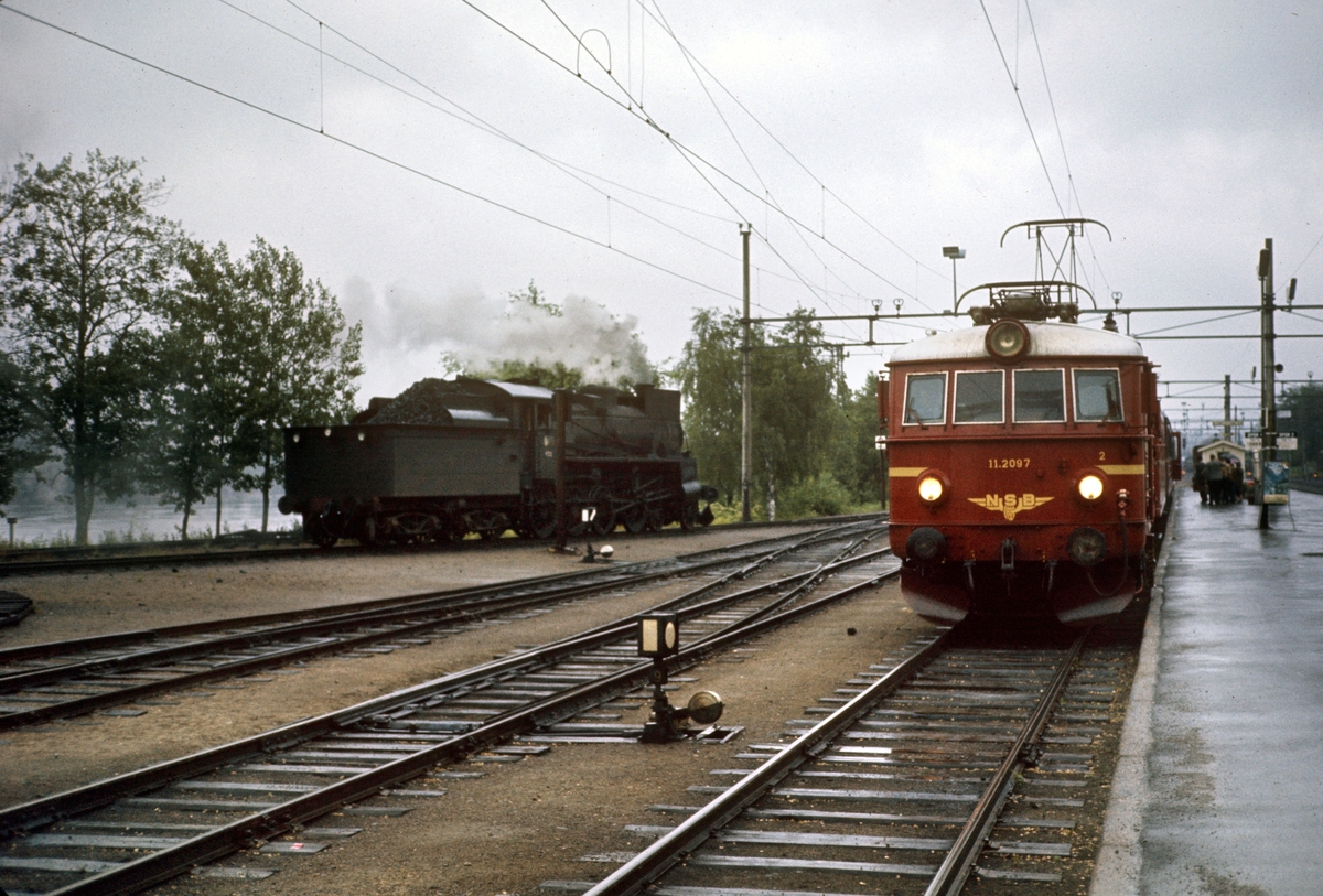 Damplokomotiv type 26c nr. 433 på Kongsvinger stasjon. Elektrisk ...