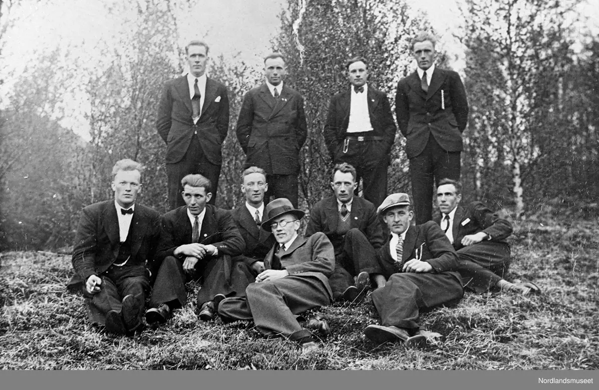 Finkledde menn på 17. mai. Stående bak, fra venstre: Olav Olsen, Johan ...