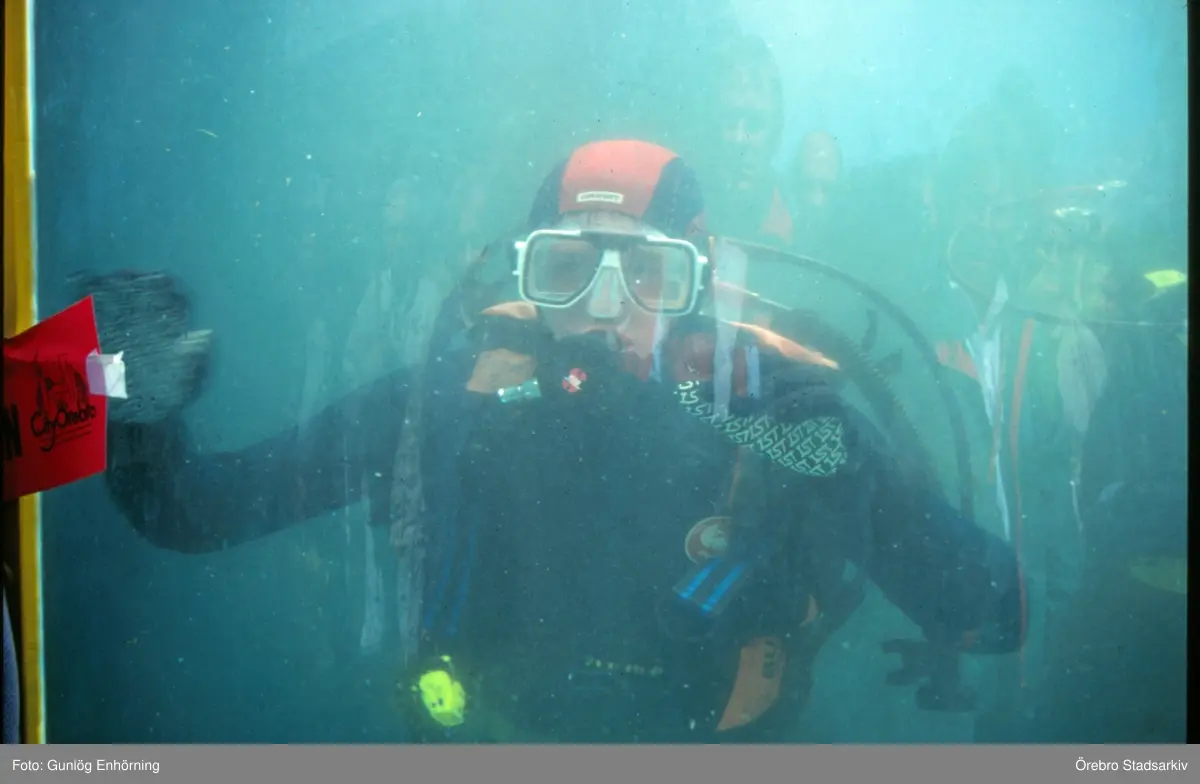 Dykare i tank, 1994 - Örebro Stadsarkiv / DigitaltMuseum