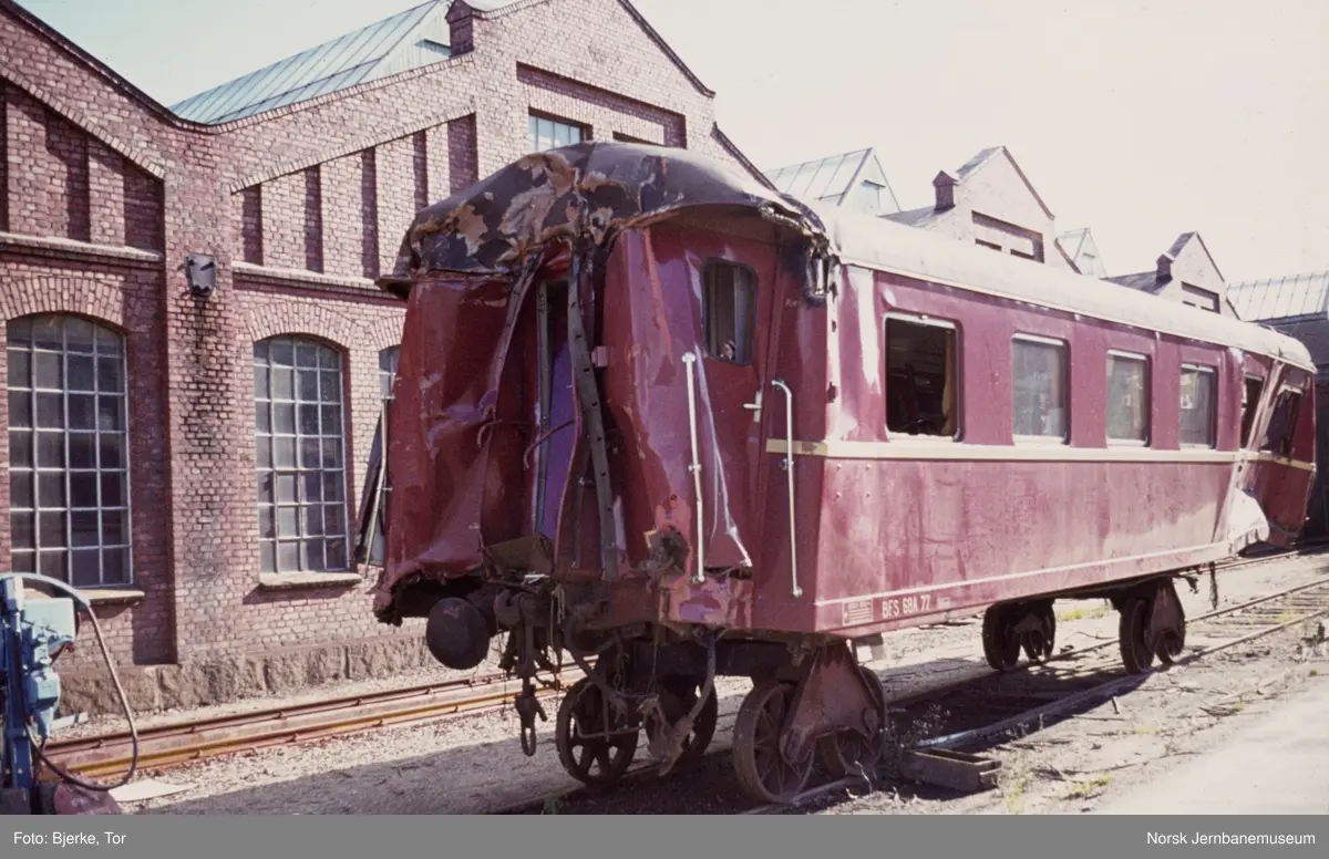 Styrevogn for elektrisk motorvognsett type 68A, litra BFS 68A 77 på ...
