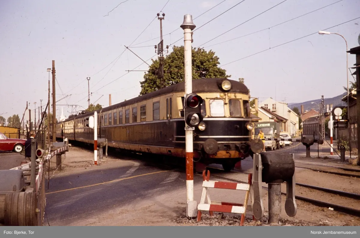 Elektrisk motorvognsett type 66 med styrevogn litra BS66 fremst med ...
