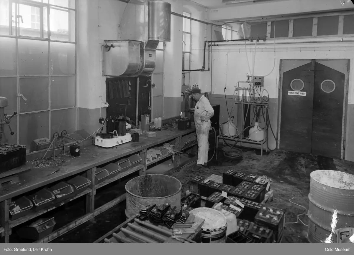 Produksjon av Boliden batterier. - Oslo Museum / DigitaltMuseum