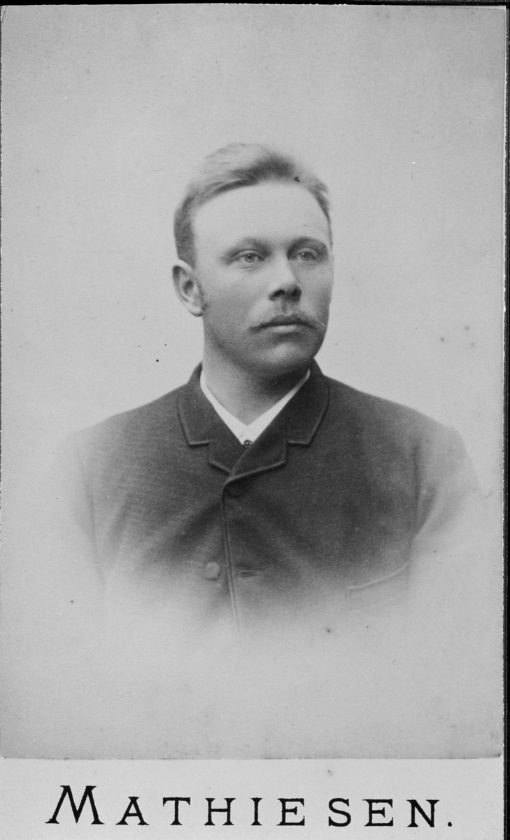 Portrett av en mann, under står det Mathiesen, Hemne - Museet kystens ...