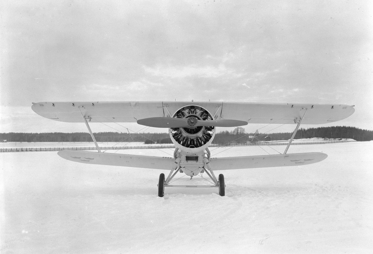 Flygplan B 4 Hawker Hart nr 704 uppställd utanför hangarerna på ...